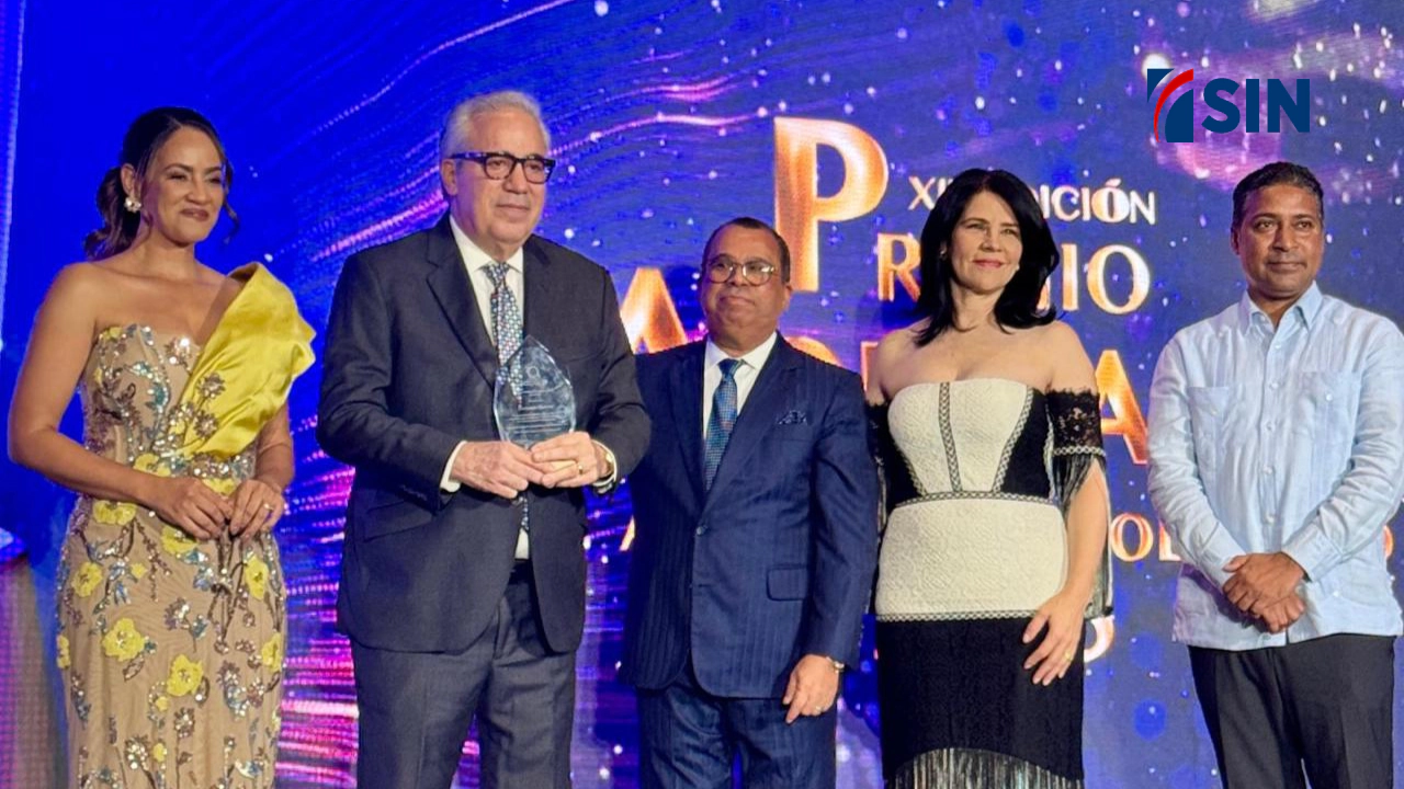 Fernando Hasbún recibe el Premio al Mérito Periodístico - ARdigital.com.do